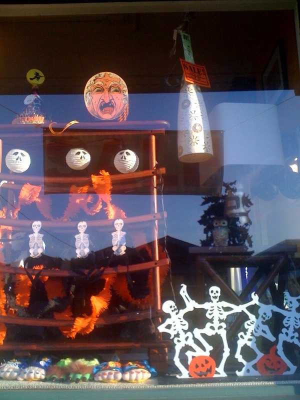 Dana's Showhouse wins best window display award | Bainbridge Island Review