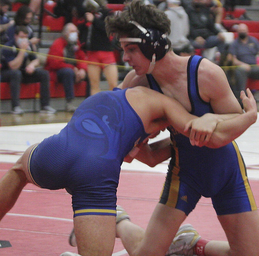 2 BHS wrestlers move on to state | Bainbridge Island Review