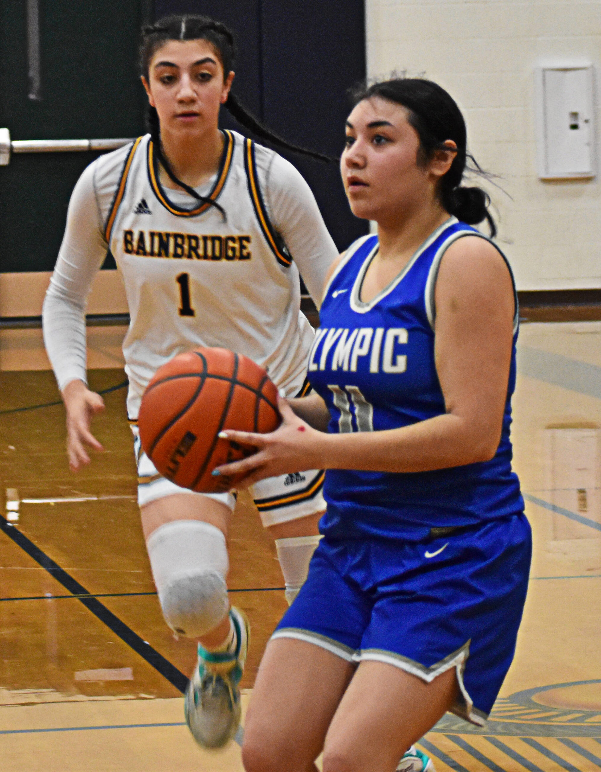 Bainbridge survives late push by Olympic | Bainbridge Island Review