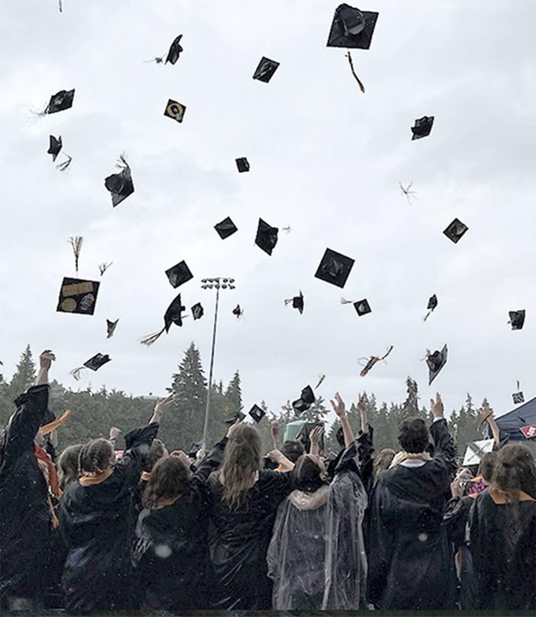 Grads ‘soak up the sun,’ despite wettest ceremony in years | Bainbridge ...